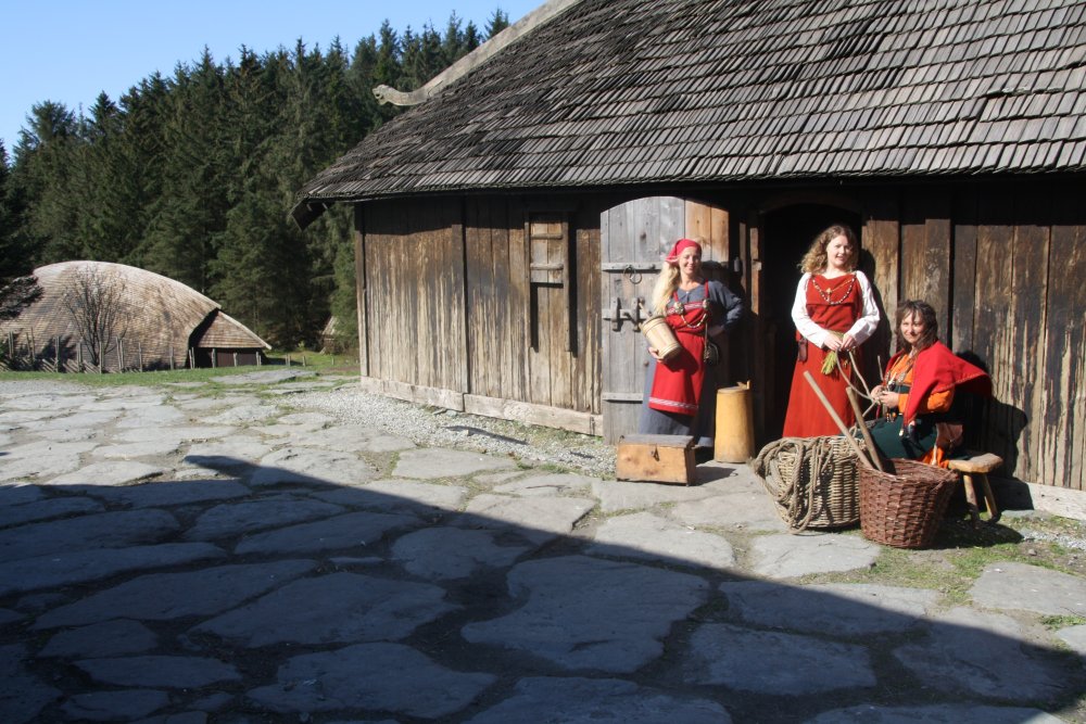 langhus Avaldsnes viking rekonstruksjon vikinggard vikingtida grindbygd ...